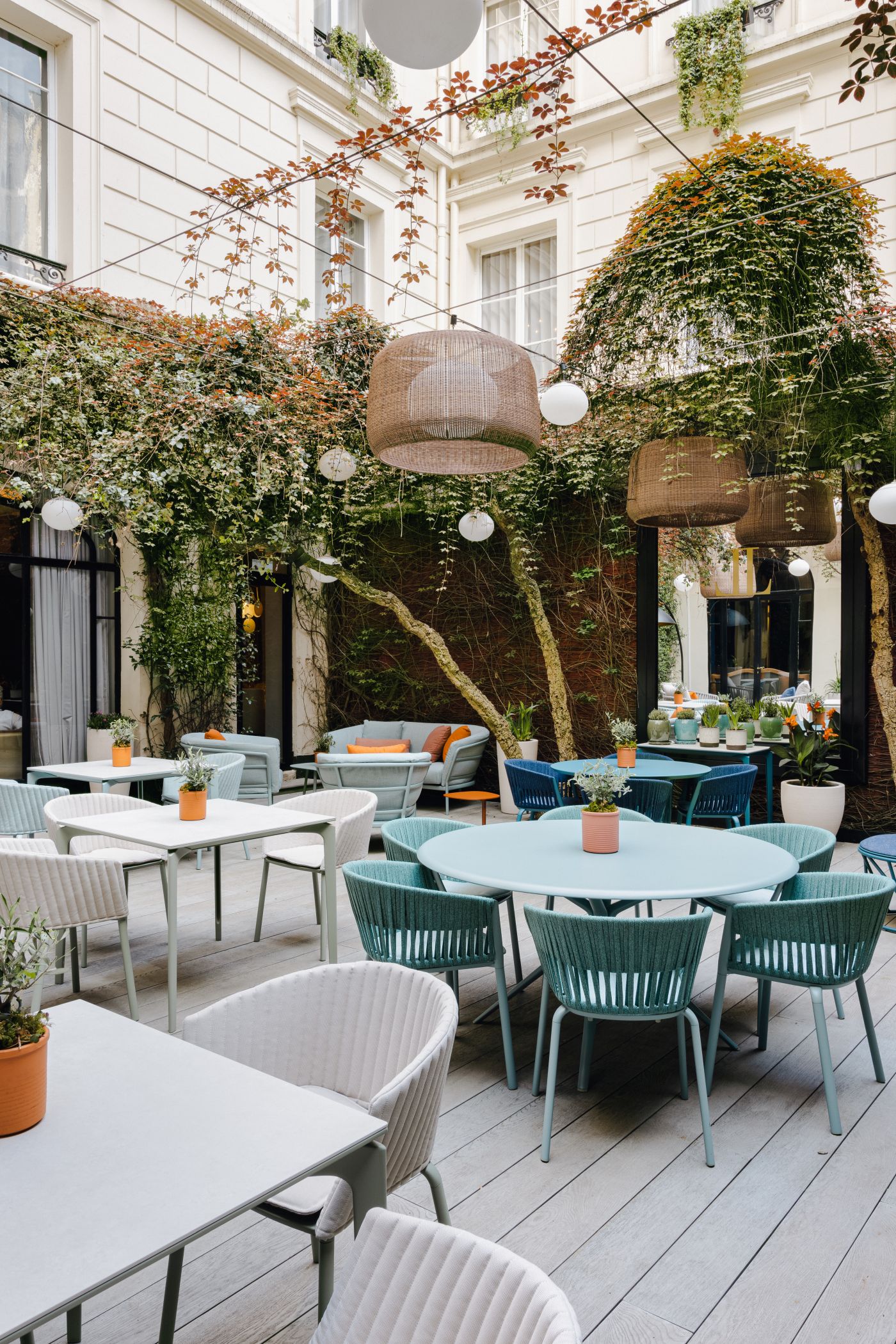 Fast furnishes the terrace of the Lancaster Hotel in Paris - NEWS ERGO